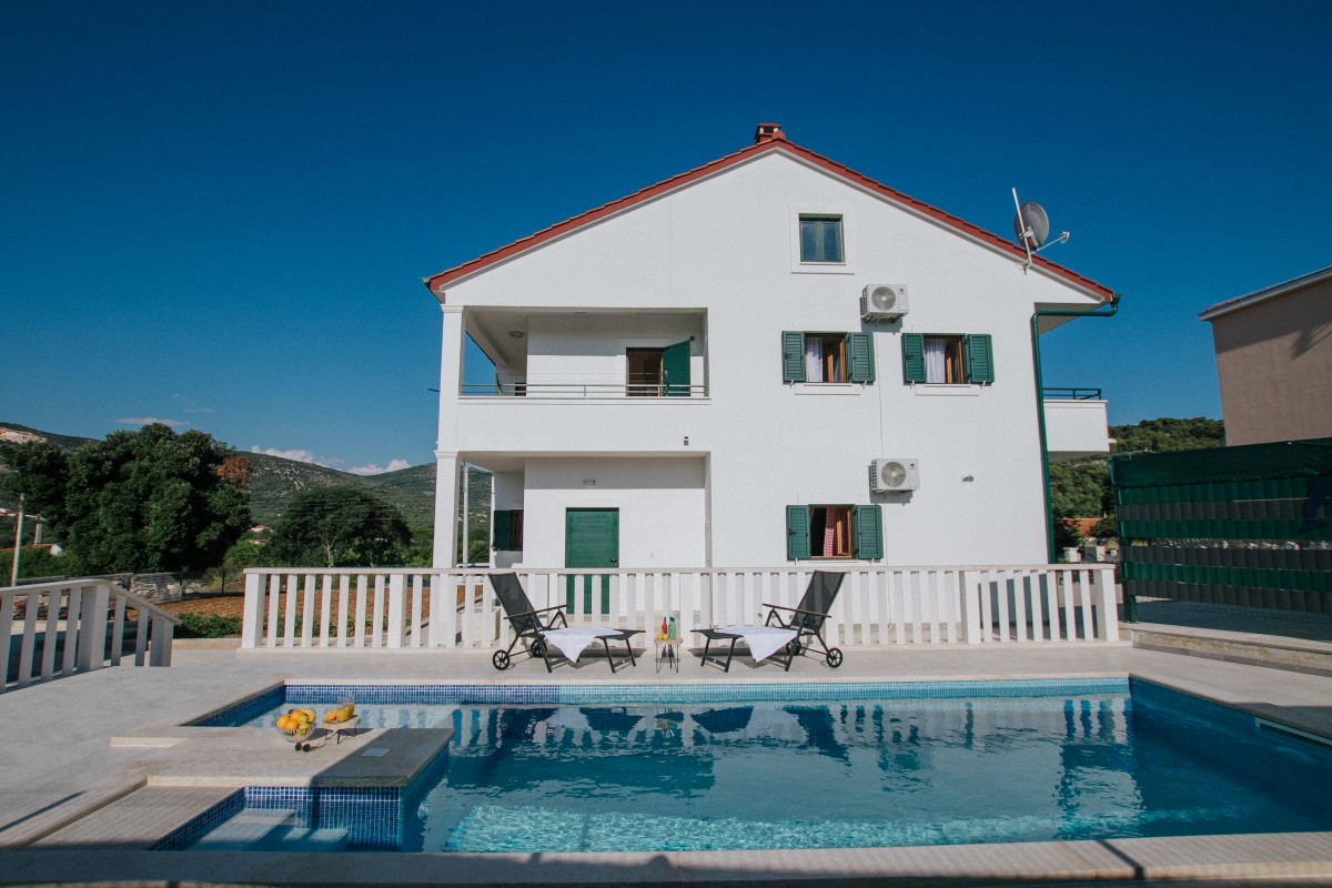 Villa Dagovi in Vrsine / Central Dalmatia